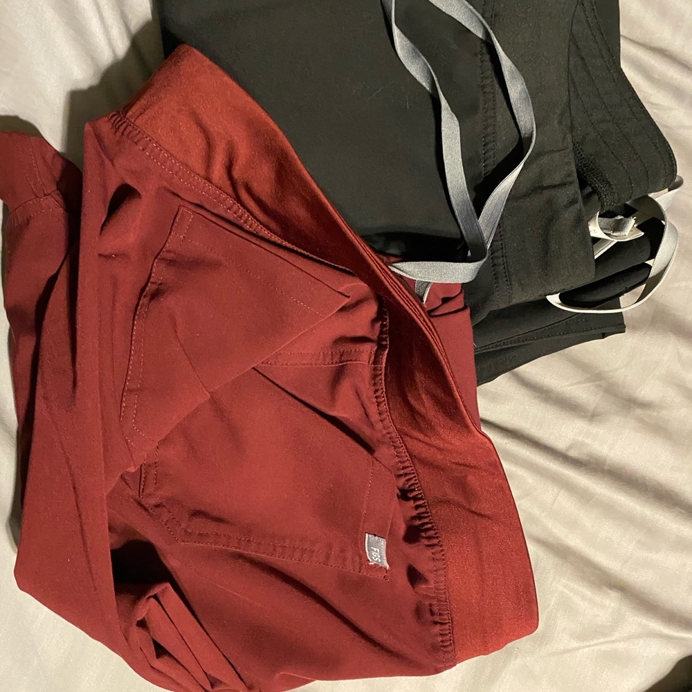 Figs Livingston Burgundy Large Tall - Gem